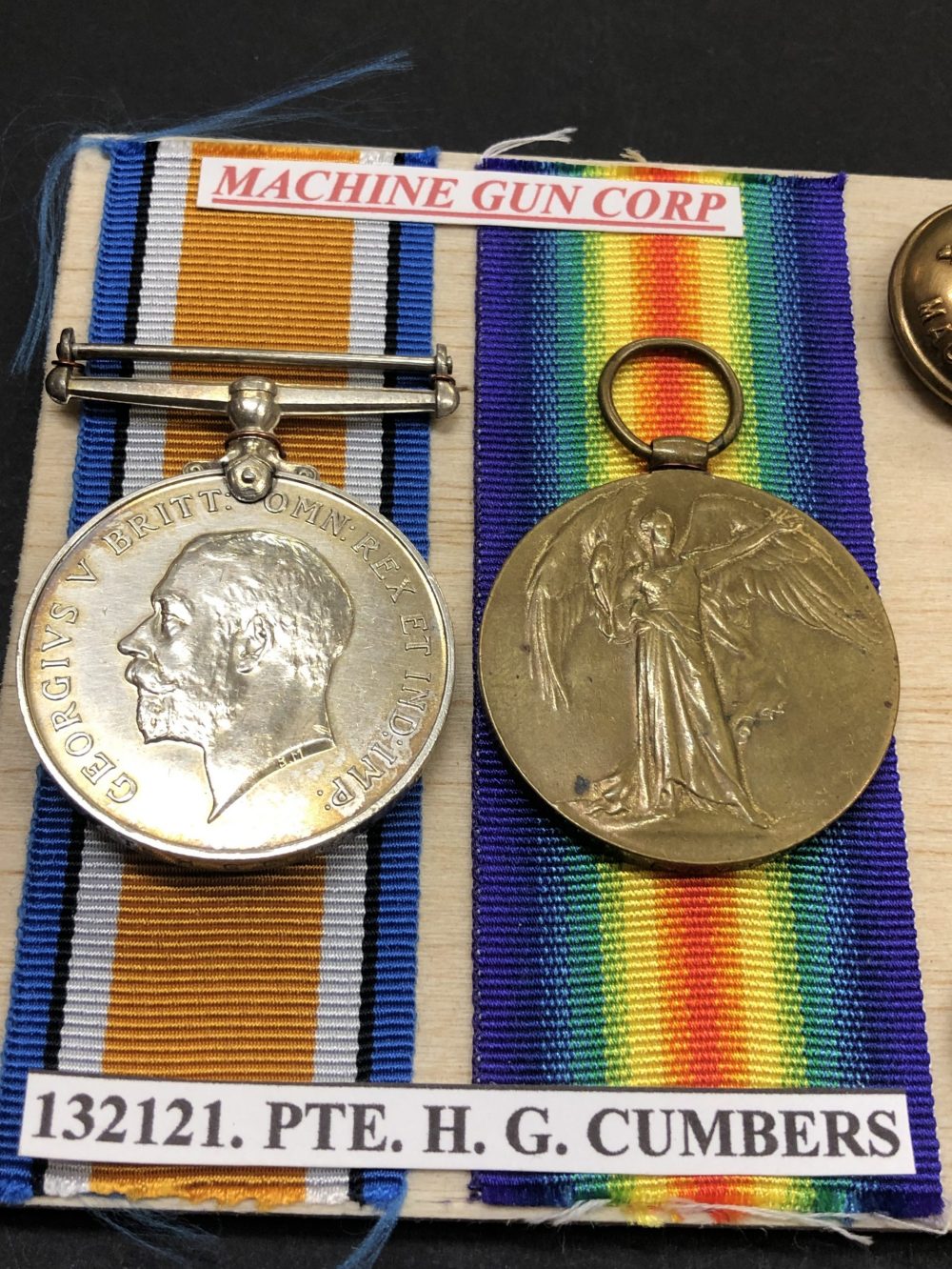 WWI Pair Machine Gun Corps, Buttons & Badge - Bygones Shop
