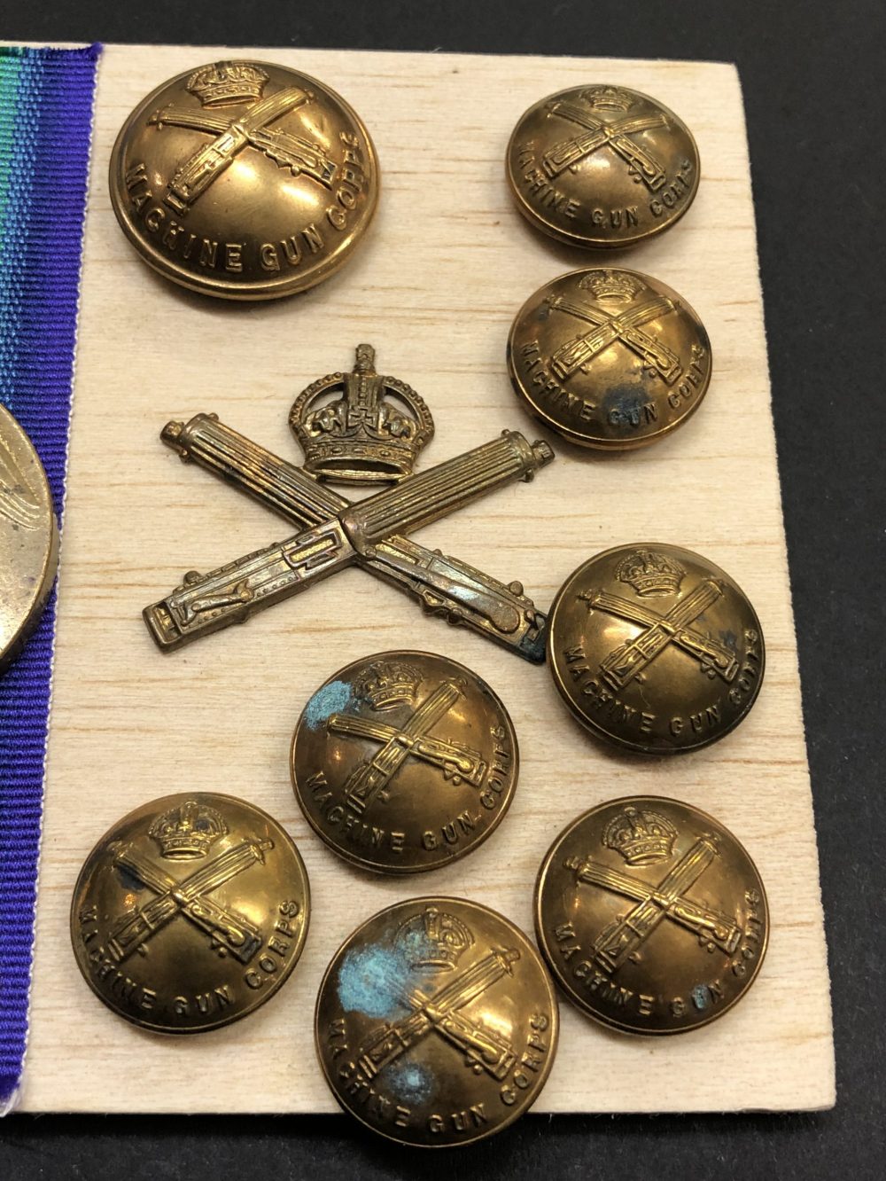 WWI Pair Machine Gun Corps, Buttons & Badge - Bygones Shop